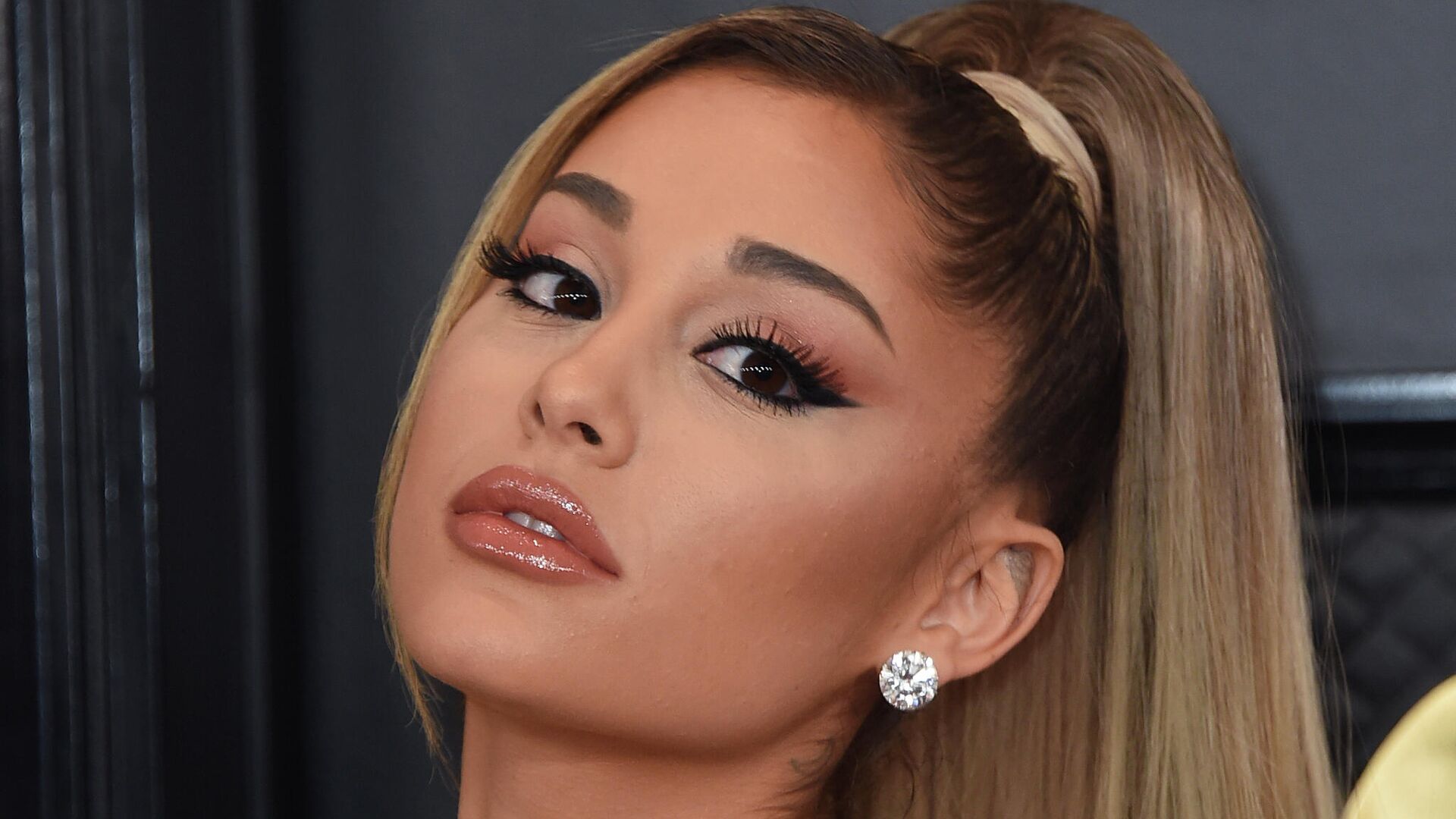 What Label Is Ariana Grande Signed To 