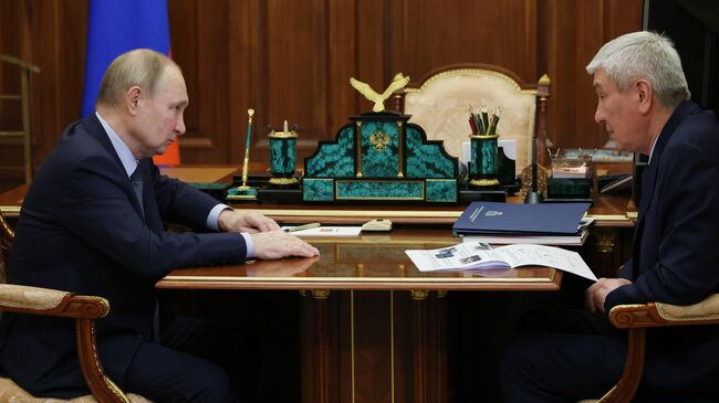 Президент РФ Владимир Путин и директор Росфинмониторинга Юрий Чиханчин