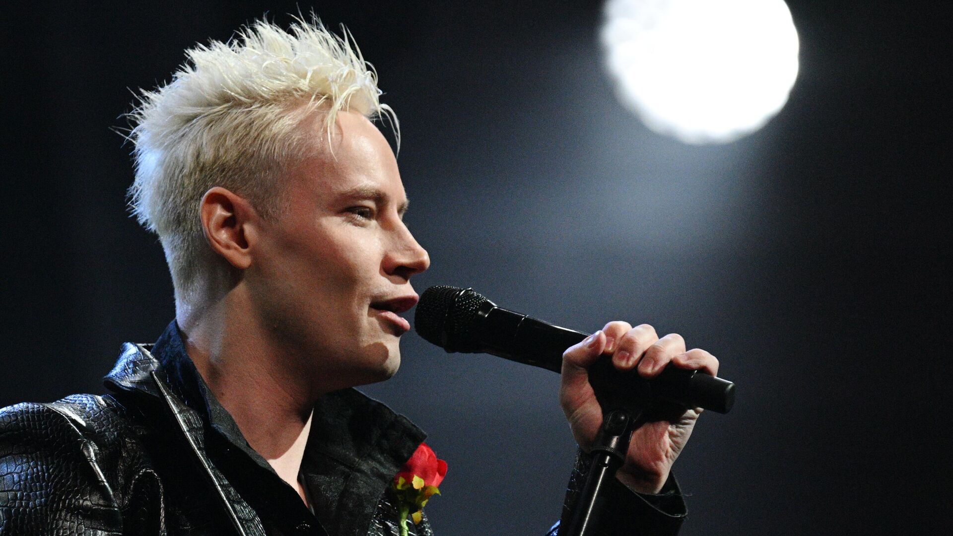 Shaman на концерте в "Live Арене" призвал почтить память героев СВО - РИА Новости, 09.03.2025