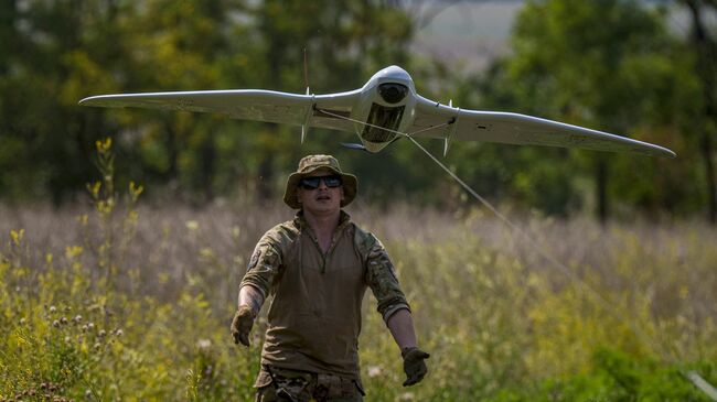 Украинский военнослужащий запускает беспилотник