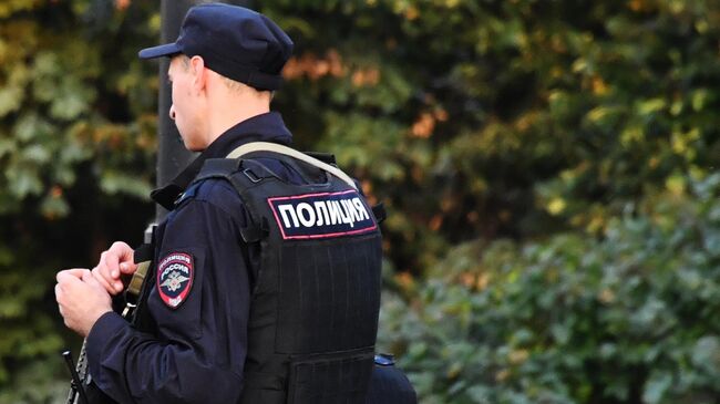 Сотрудник полиции во время патрулирования