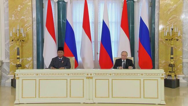 Президент РФ Владимир Путин и президент Индонезии Прабово Субианто