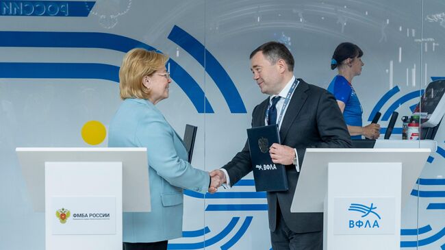 Руководитель Федерального медико-биологического агентства России Вероника Скворцова и председатель Всероссийской федерации легкой атлетики (ВФЛА), глава ПСБ Петр Фрадков на церемонии подписания соглашения