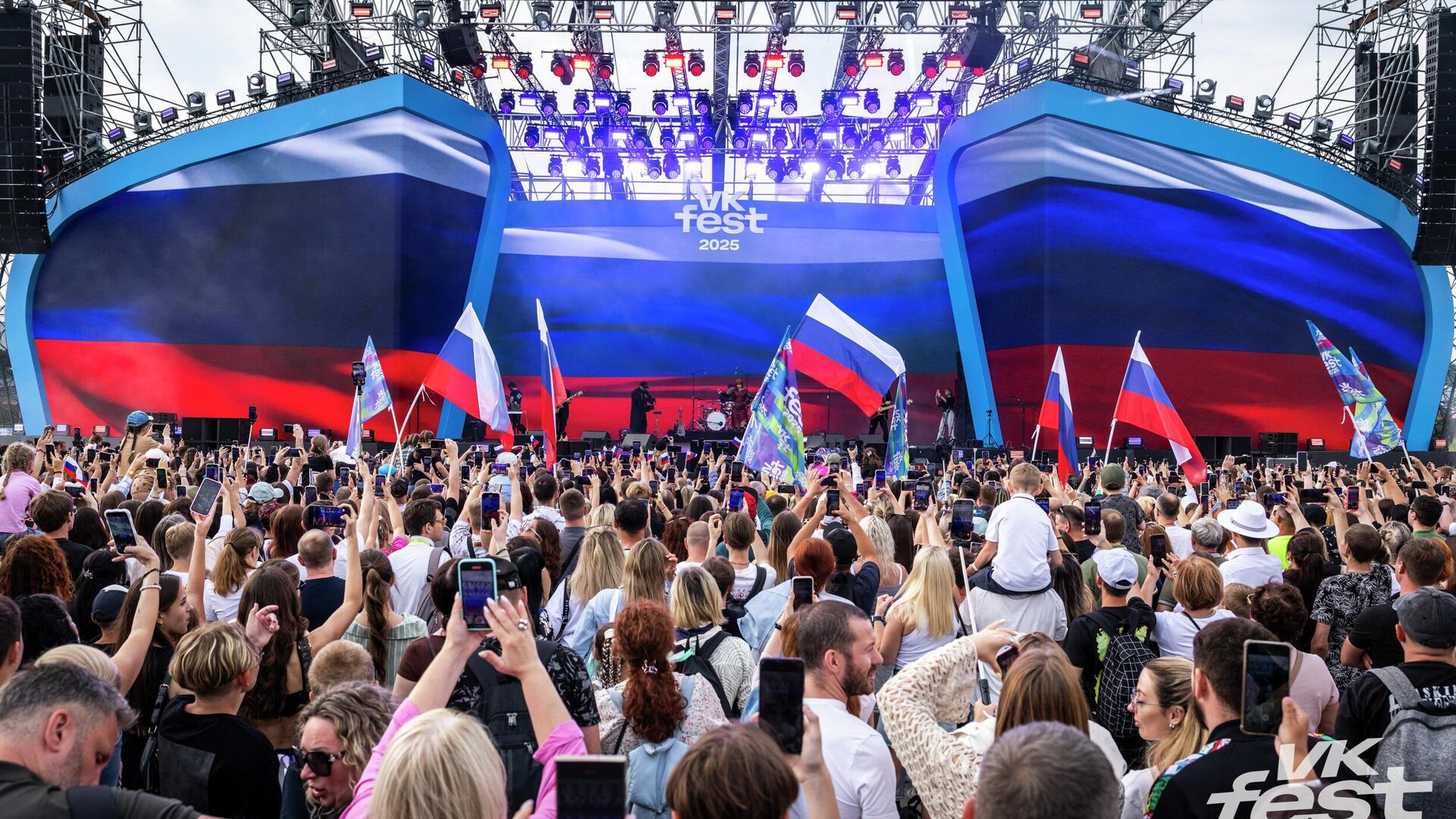VK Fest 2025 прошёл в Сириусе и собрал тысячи гостей - РИА Новости, 23.06.2025