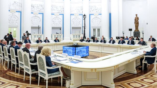Президент Владимир Путин проводит совещание по вопросам социально-экономического развития новых субъектов РФ