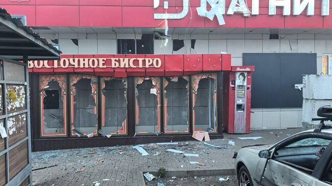 Последствия детонации украинского дрона рядом с коммерческим объектом в Белгородской области. 1 июля 2025