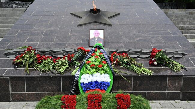 Стихийный мемориал в память о погибшем заместителе главкома ВМФ РФ Михаиле Гудкове