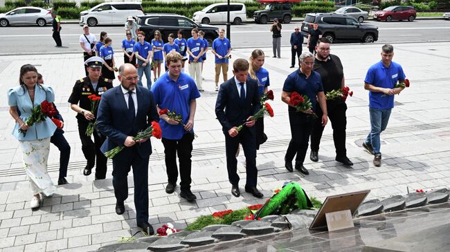 Губернатор Приморского края Олег Кожемяко и мэр Владивостока Константин Шестаков возлагают цветы к стихийному мемориалу в память о заместителе главнокомандующего Военно-морским флотом по береговым и сухопутным войскам, Герое России генерал-майоре Михаиле Гудкове