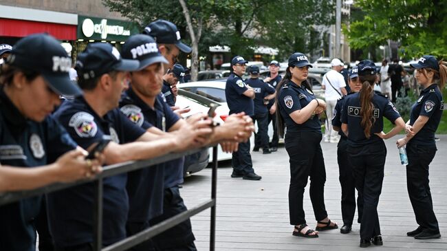 Сотрудники полиции во время акции в Ереване в поддержку арестованного владельца компании Ташир Групп Самвела Карапетяна
