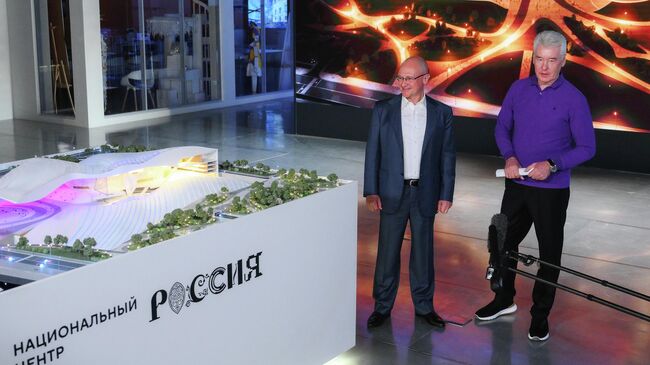 Мэр Москвы Сергей Собянин и первый заместитель руководителя администрации президента РФ Сергей Кириенко на презентации проекта будущего Национального выставочного центра Россия