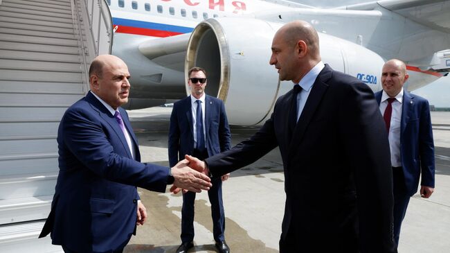 Председатель правительства РФ Михаил Мишустин и полномочный представитель президента РФ в Уральском федеральном округе Артем Жога во время встречи в аэропорту Екатеринбурга