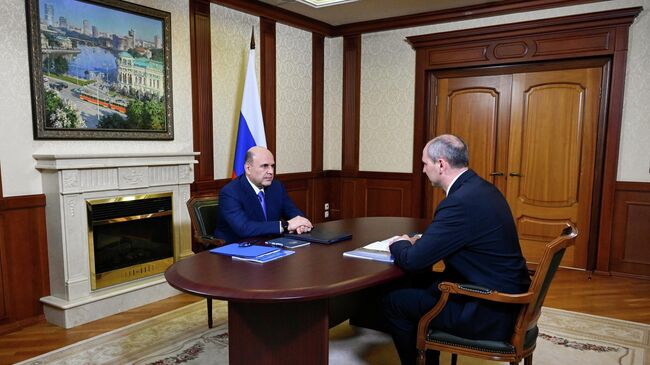 Председатель правительства РФ Михаил Мишустин и временно исполняющий обязанности губернатора Свердловской области Денис Паслер (справа) во время встречи