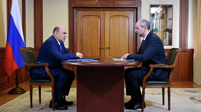 Председатель правительства РФ Михаил Мишустин и временно исполняющий обязанности губернатора Свердловской области Денис Паслер во время встречи