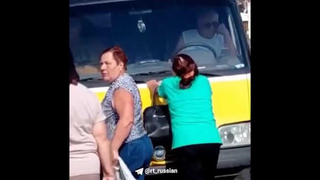 Женщина пытается спасти сына от военкомов в Харьковской области