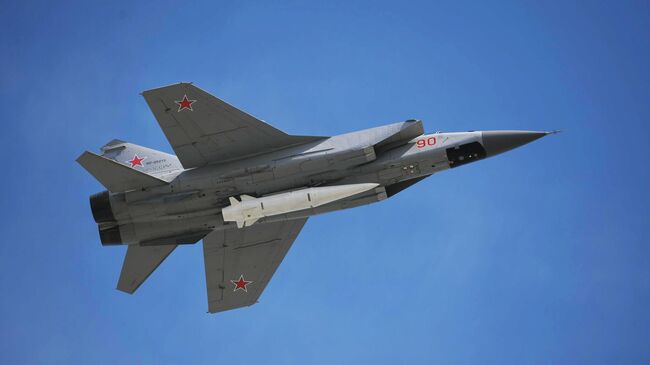 Многоцелевой истребитель МиГ-31 с гиперзвуковой ракетой Кинжал 
