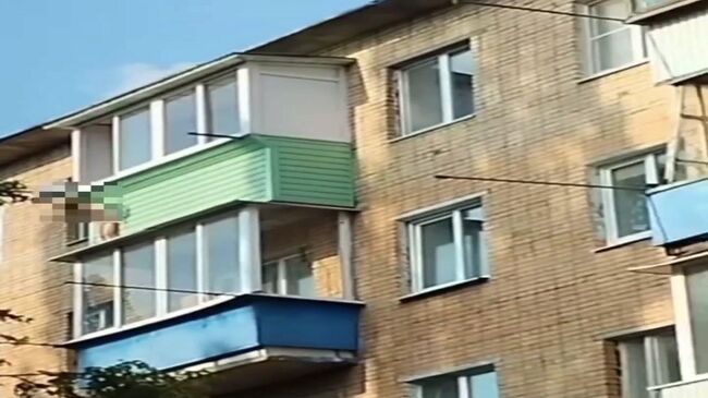 Спасатели сняли 3-летнего ребенка с карниза пятого этажа в Подмосковье