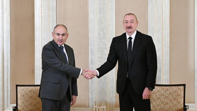 Премьер-министр Армении Никол Пашинян и президент Азербайджана Ильхам Алиев на встрече в Абу-Даби