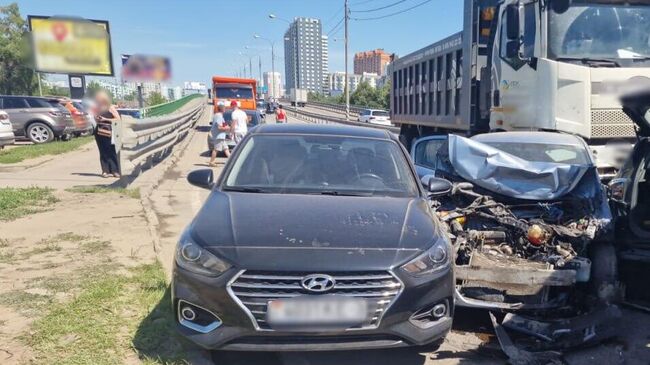На месте ДТП с участием грузовика и восьми автомобилей в Люберцах