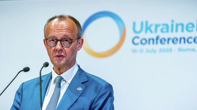 Канцлер ФРГ Фридрих Мерц выступает на конференции по восстановлению Украины в Риме. 10 июля 2025