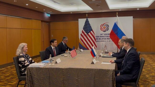 Министр иностранных дел РФ Сергей Лавров и госсекретарь США Марко Рубио во время встречи в Куала-Лумпуре