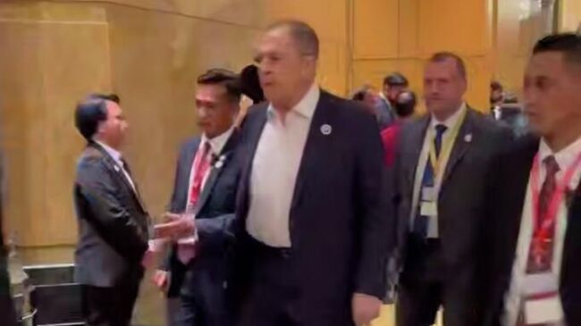Министр иностранных дел РФ Сергей Лавров идет на гала-ужин АСЕАН 
