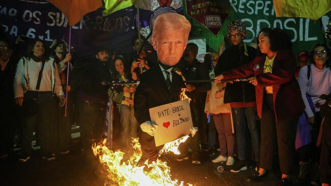 Чучело Трампа сжигают во время митинга в Сан-Паулу