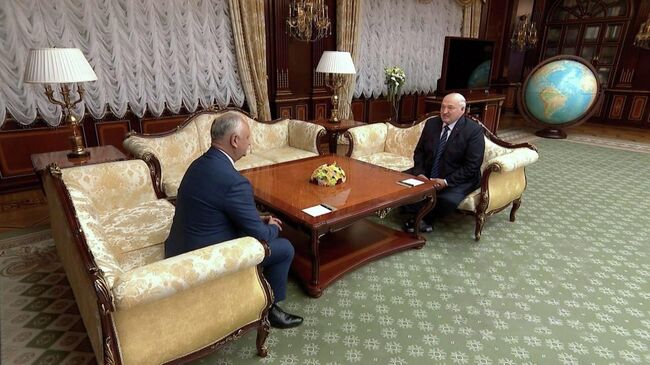 Президент Белоруссии Александр Лукашенко и председатель Партии социалистов Молдавии Игорь Додон во время встречи в Минске