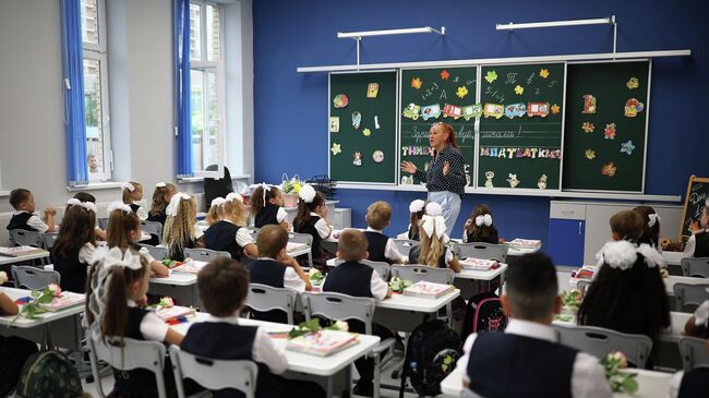 Первоклассники в классе