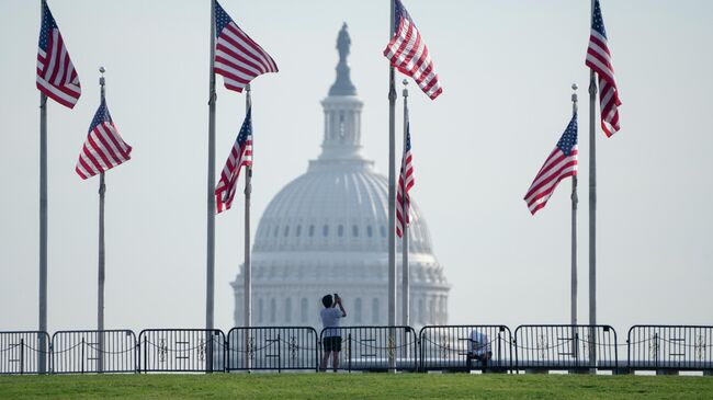 Флаги США на фоне Капитолия