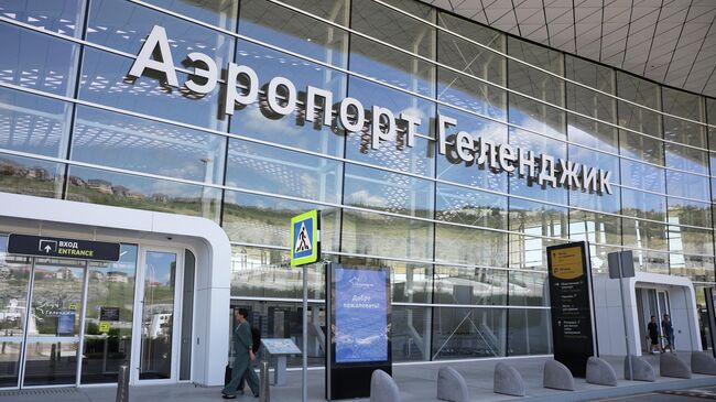 Вход в здание аэропорта Геленджика